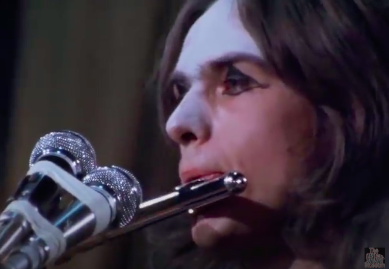 Watch a Newly-Restored Peter Gabriel-Era Genesis Concert Film From 1973 ...