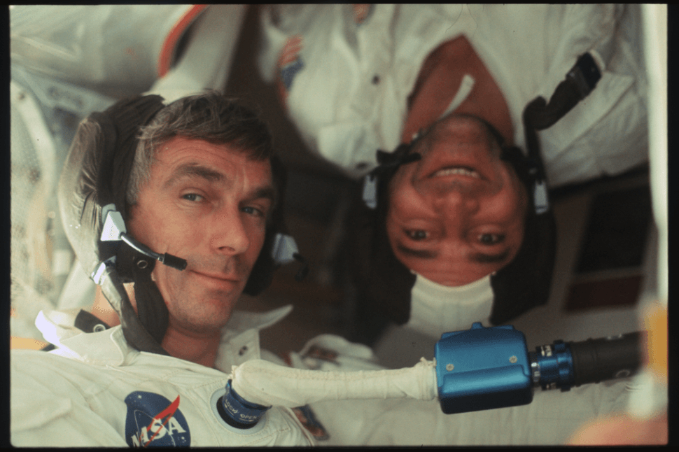 8,400 Stunning High-Res Photos From the Apollo Moon Missions Are Now ...